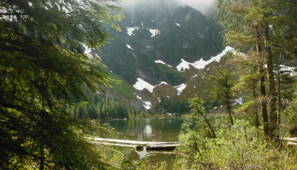 Hiking to Heather Lake in the Northern Cascades - Washington State